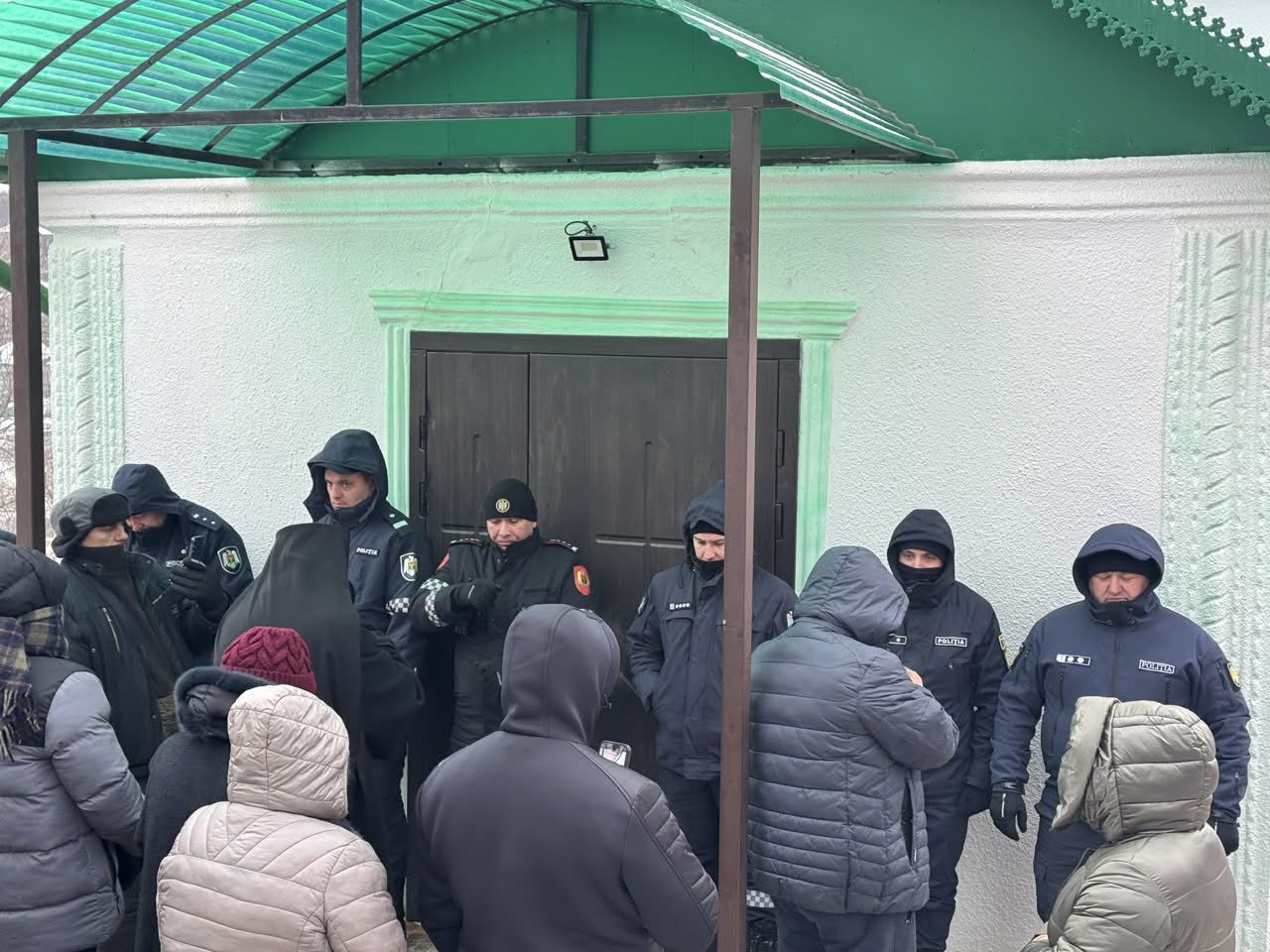 Violenţă şi sfidare a legii într-un lăcaş de cult. Mitropolia Moldovei ...